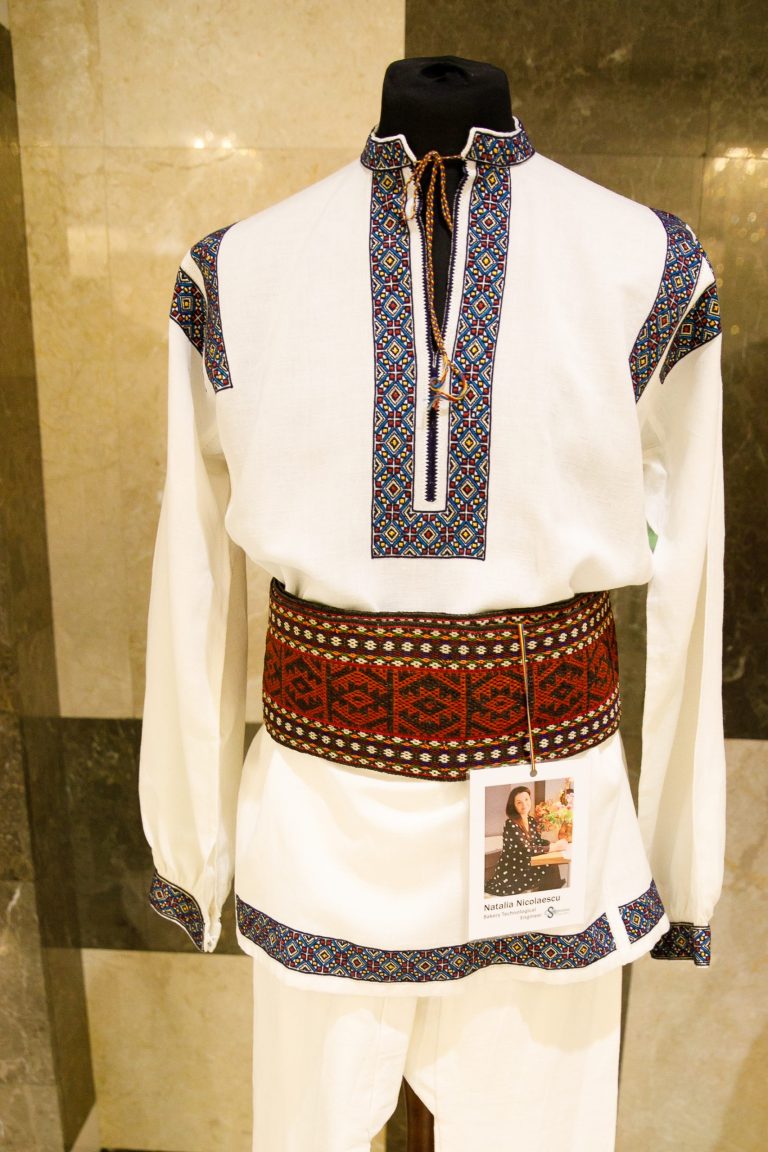 (PHOTO GALLERY) Moldovan traditional clothing - exhibited in the ...